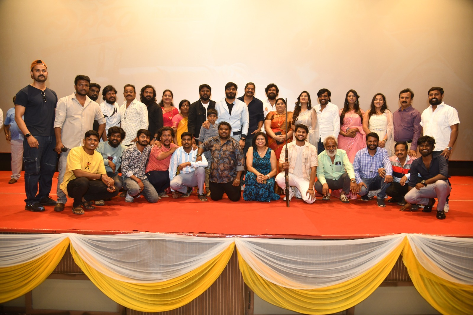 "ಧೈರ್ಯಂ ಸರ್ವತ್ರ ಸಾಧನಂ" ಚಿತ್ರದ ಟ್ರೈಲರ್ ಬಿಡುಗಡೆ ಮಾಡಿದ ಸ್ವಾಮೀಜಿಗಳು. | Cini Suddi